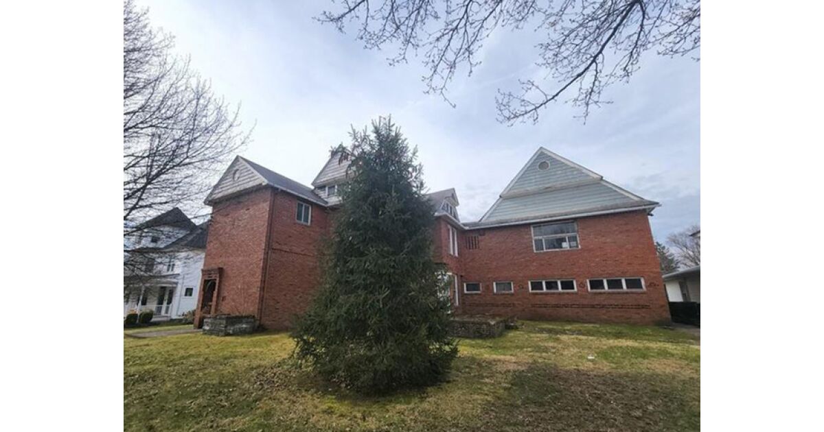 Long Vacant Pine Bush Building Could Become B&B